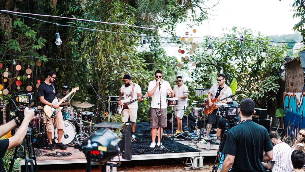 Itabira: cantor Tizé lança obra “Natural”, em show intimista e junto à ...