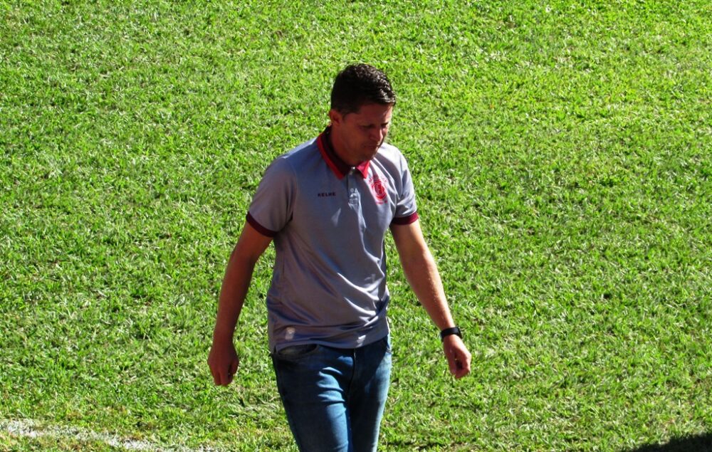 Valério apenas empata com o Coimbra no reencontro com torcedor ...